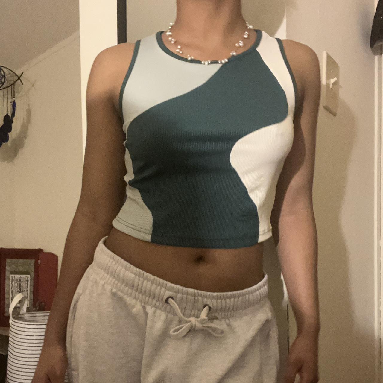 Cute cropped basic tee💚 also in great condition - Depop