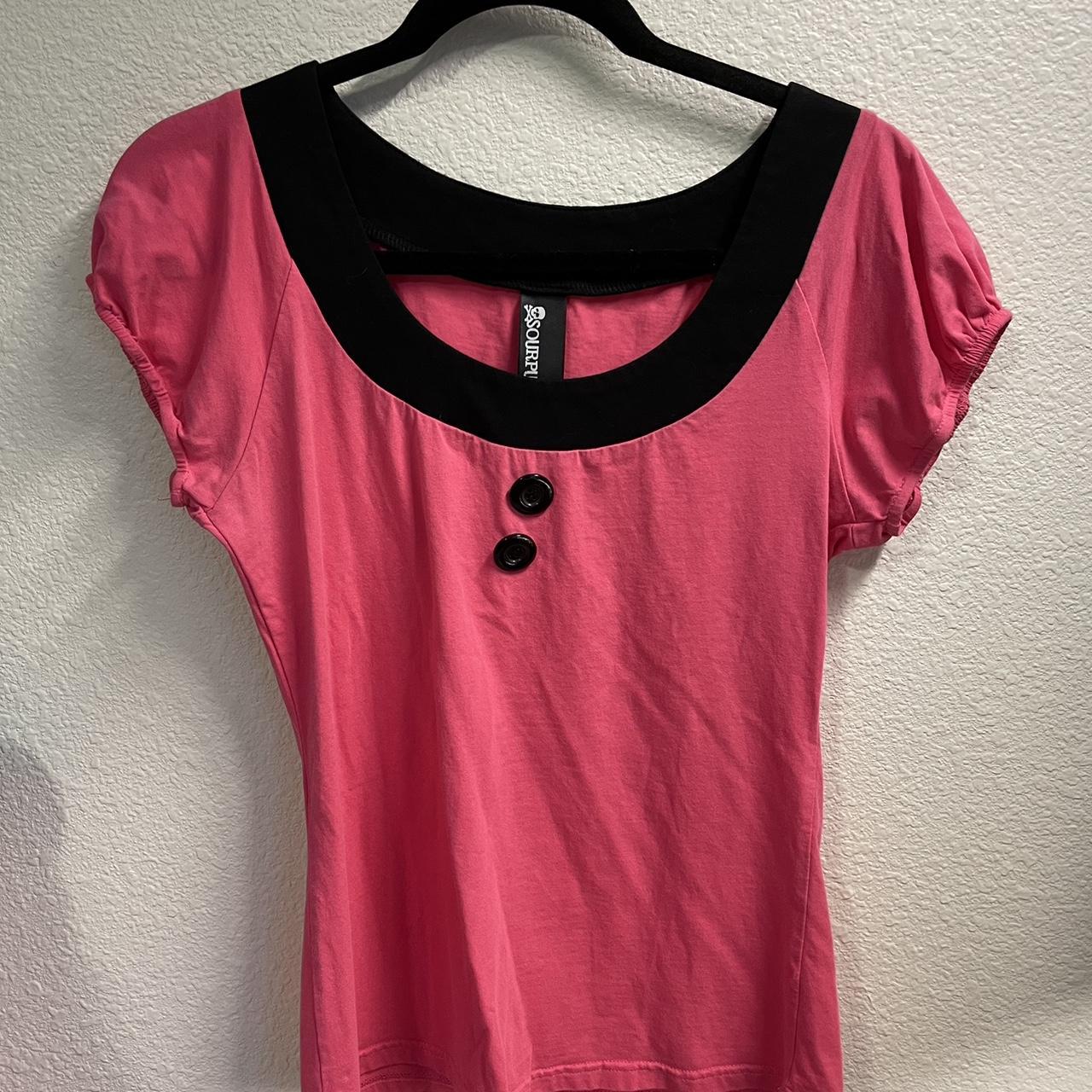 This pink top has a cool retro vibe. 16” pit to... - Depop