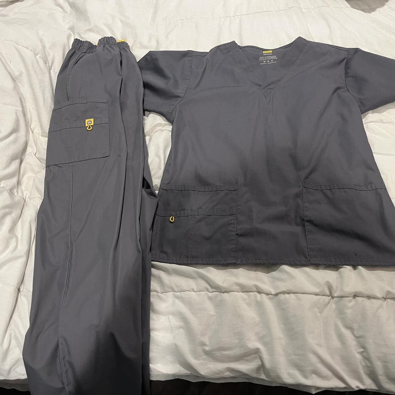 Grey WonderWink scrubs set with pockets - Small... - Depop