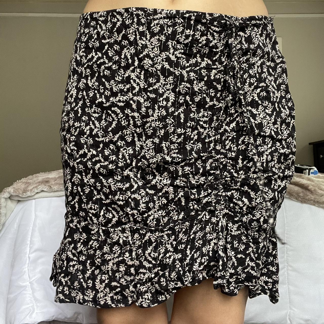 Beautiful sparkled skirt with a scrunched ruffled of... - Depop