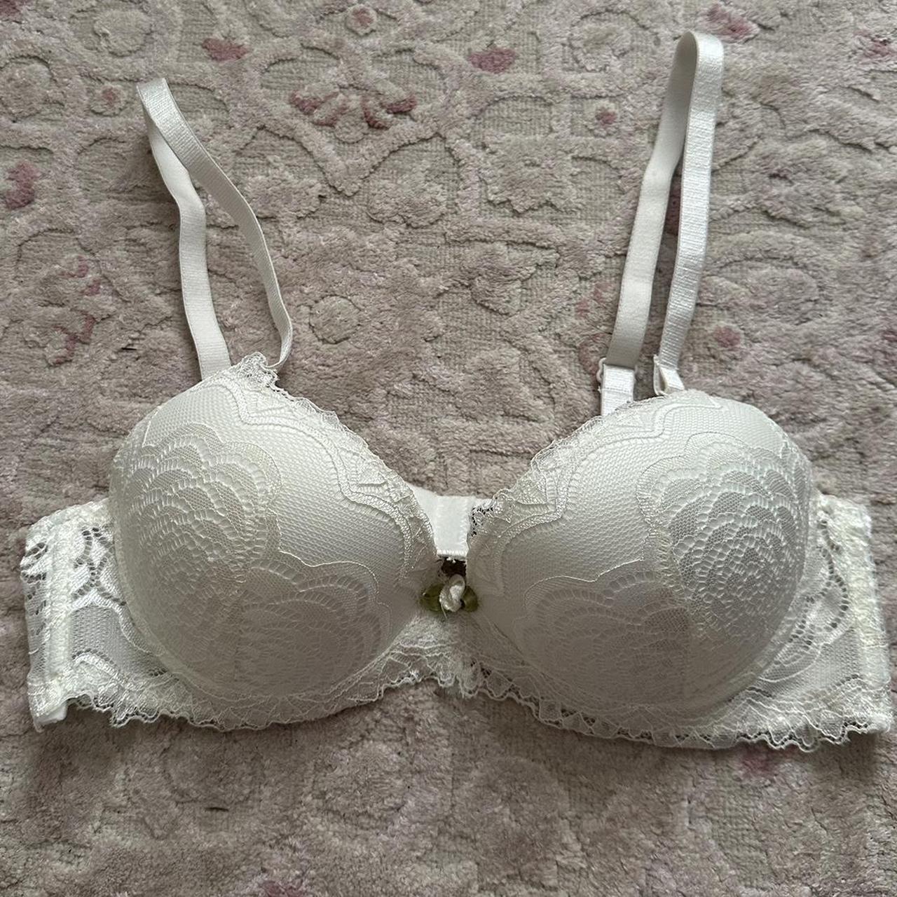 Lacey white bra🪷 lighted padded 34 A but fits like... | Depop