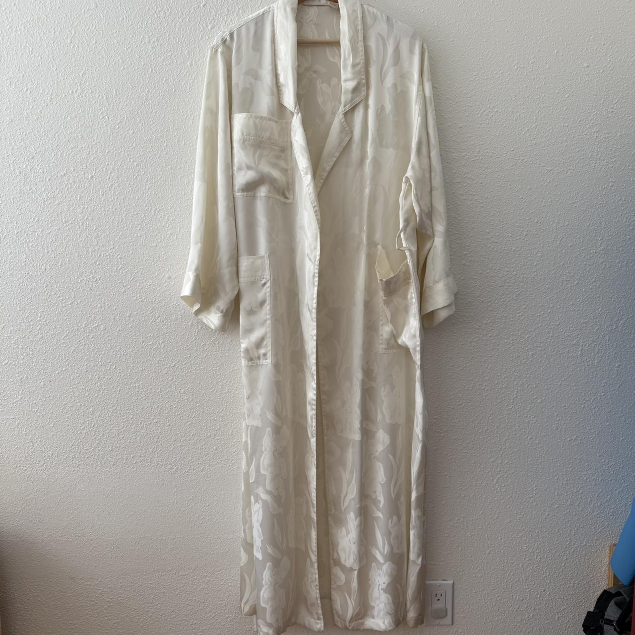 Gorgeous vintage floral collared robe with pockets.... | Depop