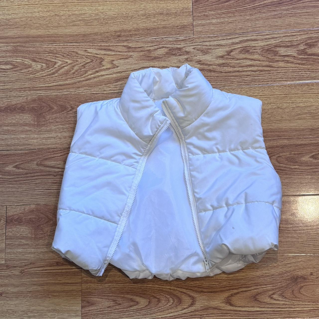 Cropped white puffer vest - Depop