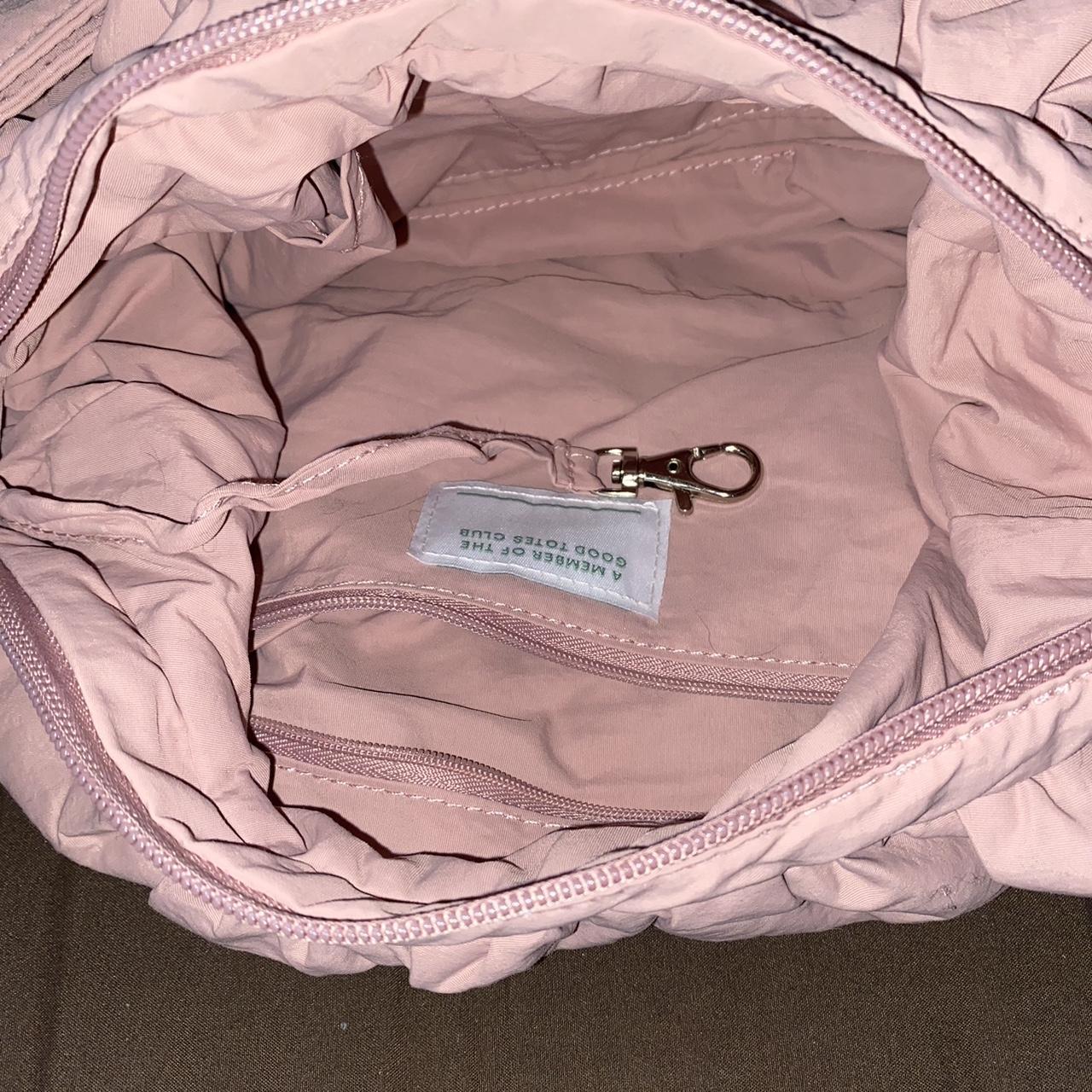 good totes pink dumpling bag has been used but in... - Depop