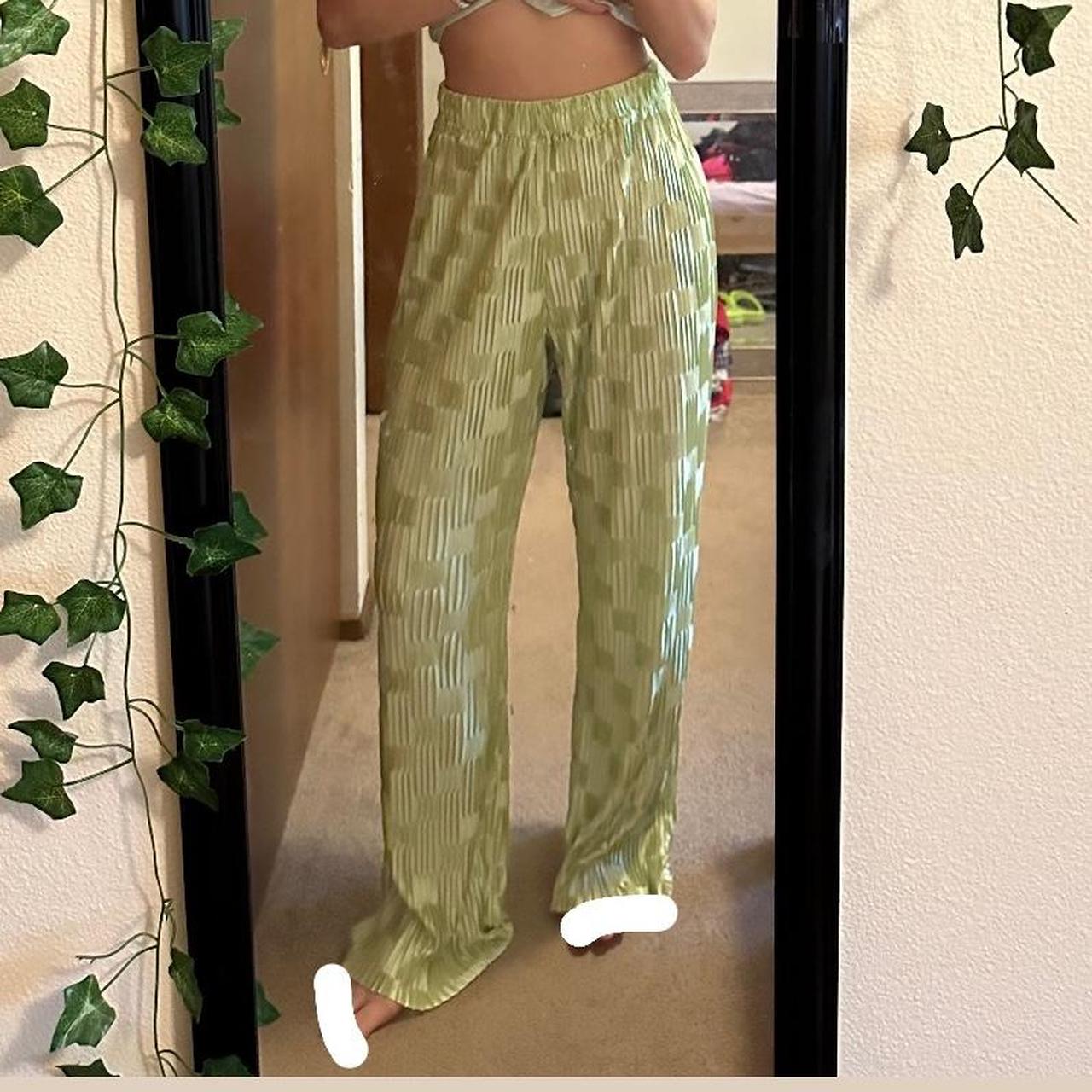 Neon green pants! Fun texture - Depop