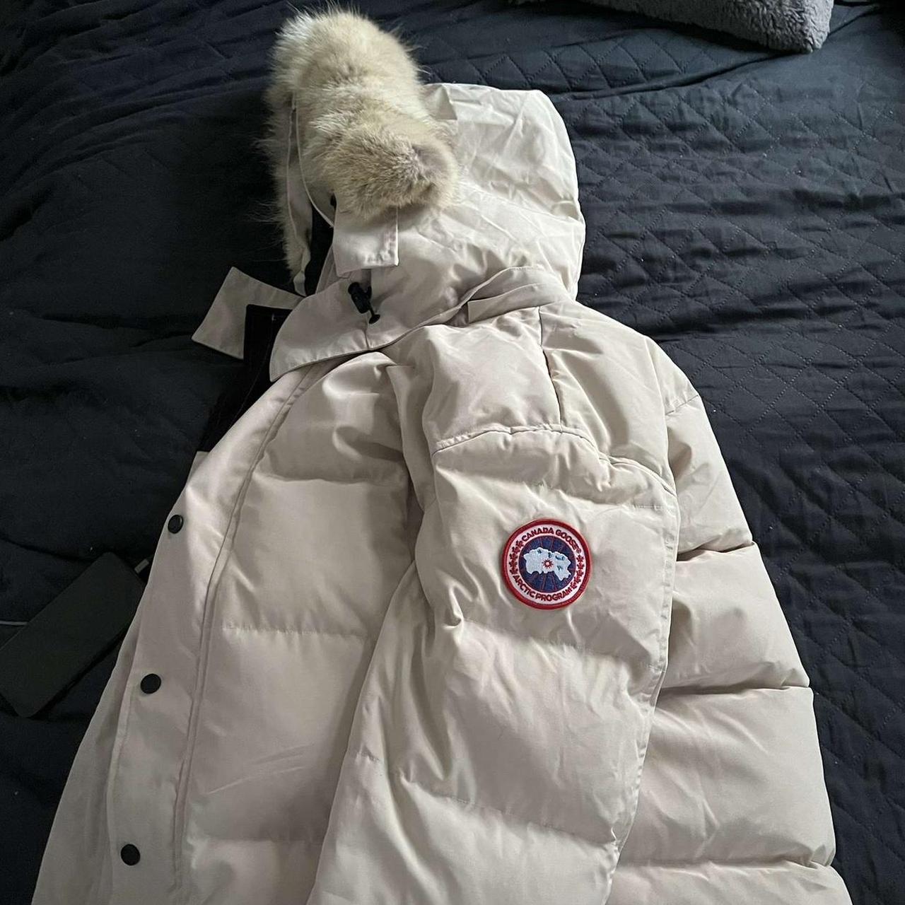 wyndham parka canada goose - Depop