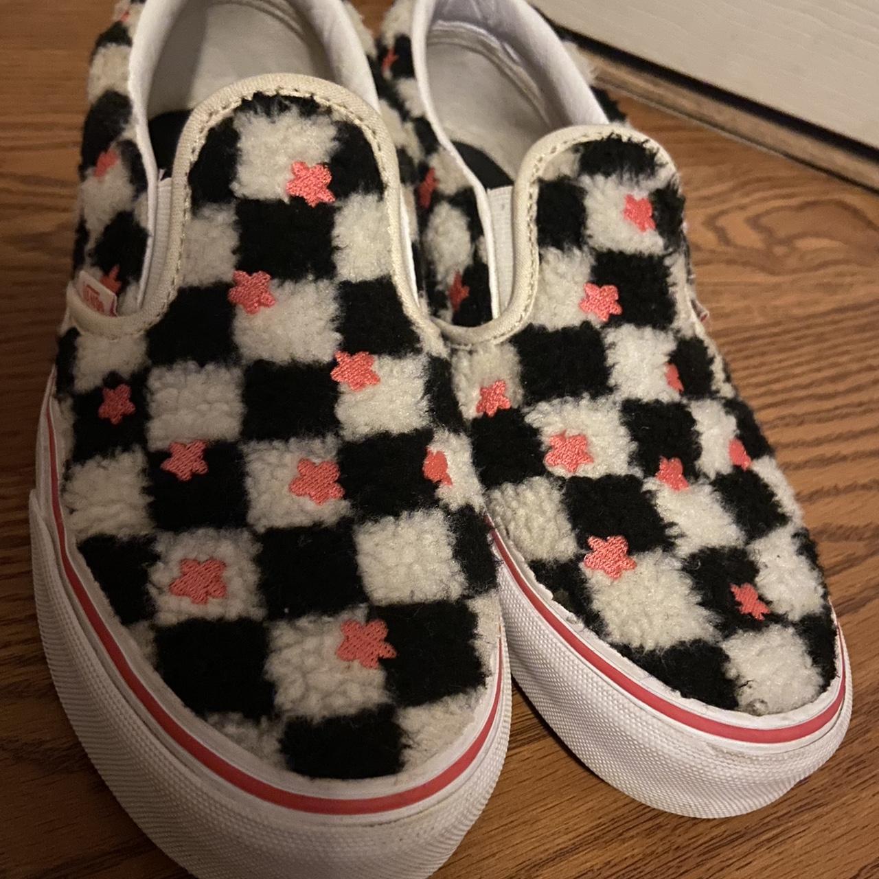 Fuzzy flower vans Size 7 In good condition - Depop