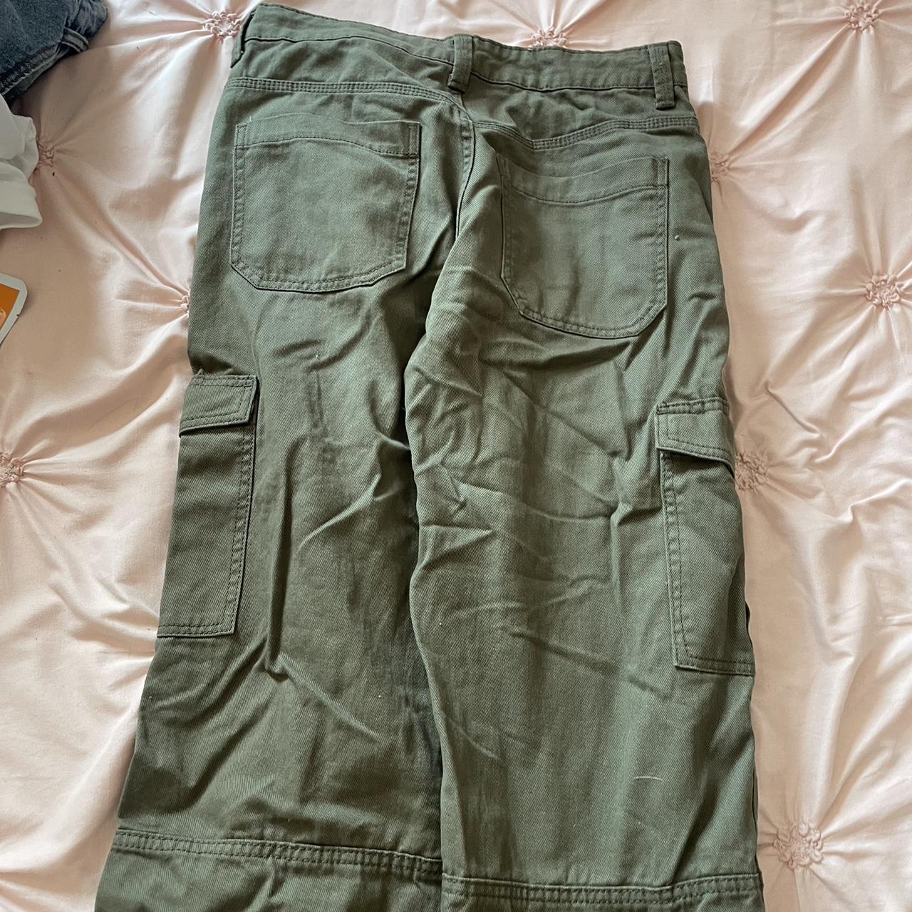 dark green baggy cargo pants 💚 size 4, has a... - Depop
