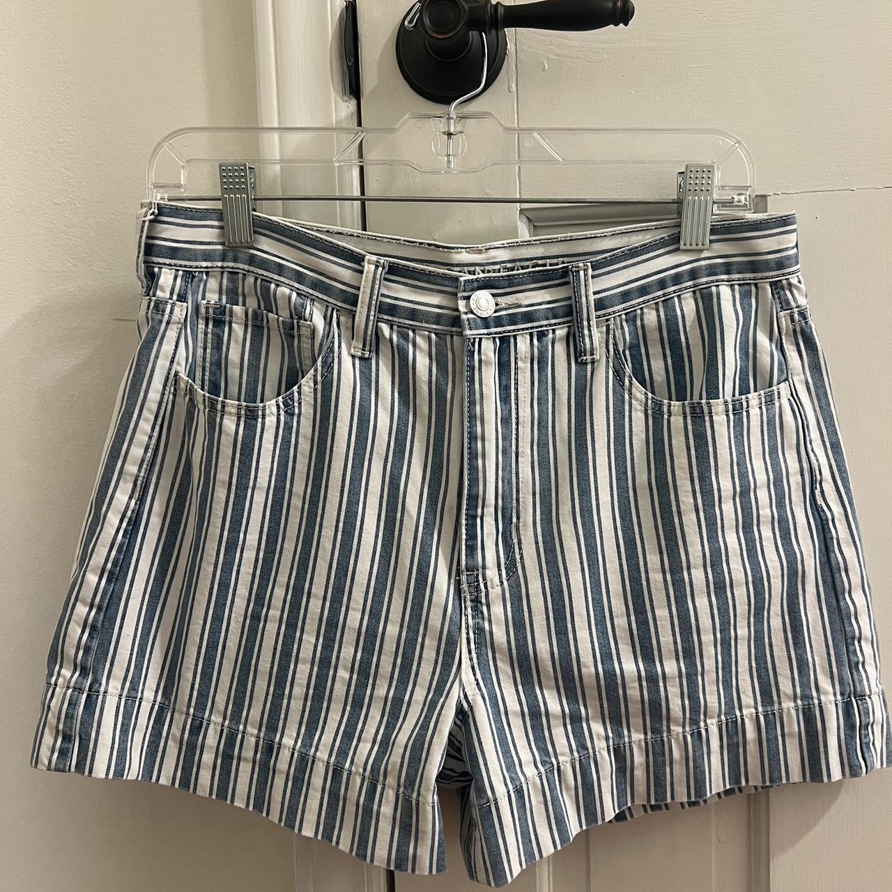 American Eagle Women’s Shorts - Size 8 White and... - Depop