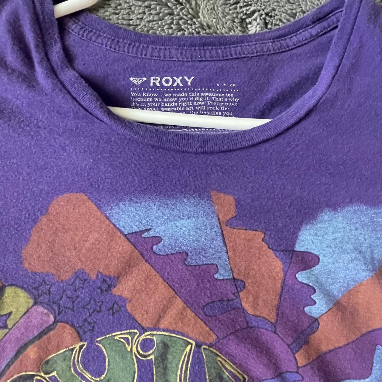 2000s style roxy baby tee! fits small/ medium womans! - Depop