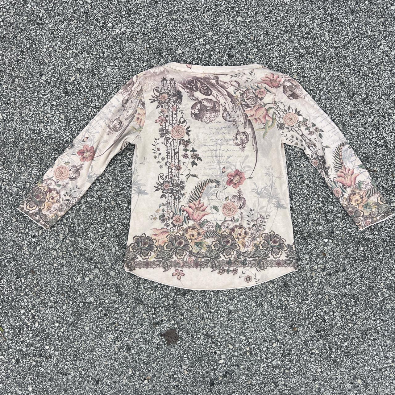 Women’s Y2K styled shirt. In great condition with... - Depop