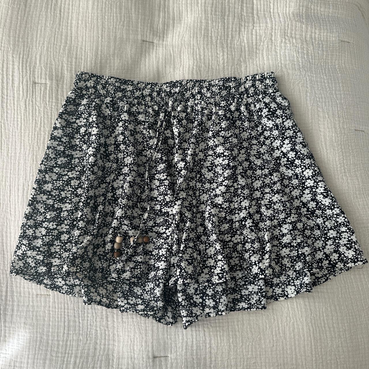 These floral flowy shorts have a stretchy waistband... - Depop