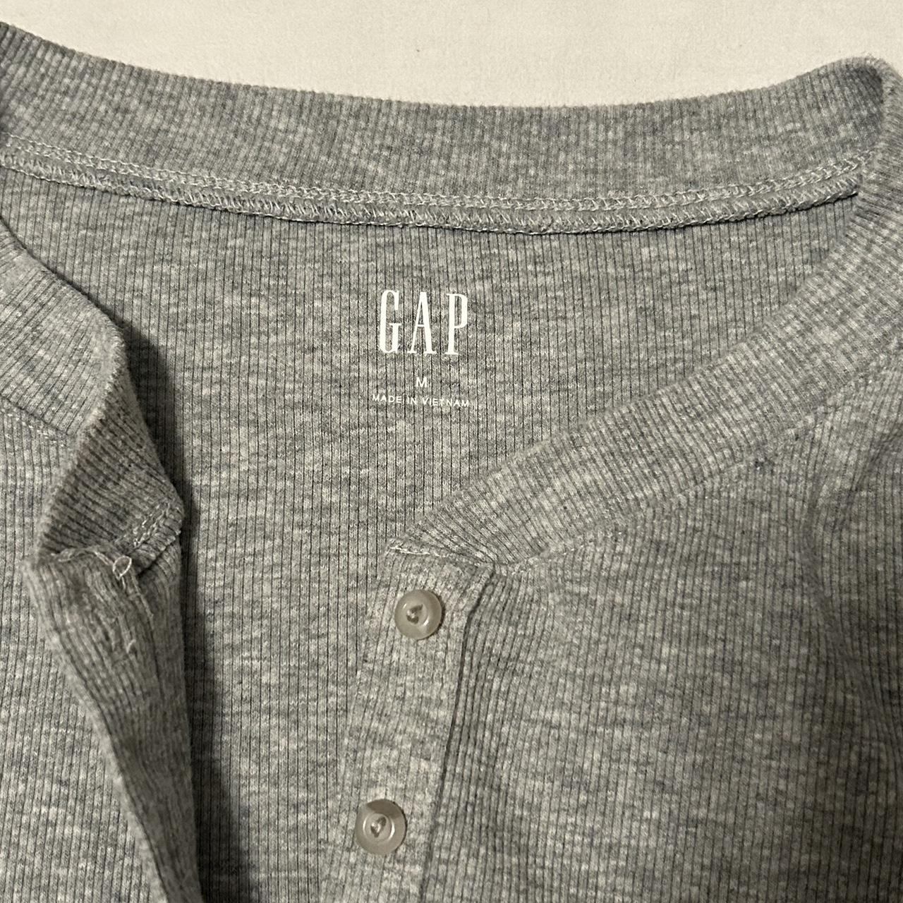 GAP ~ long sleeve button up ~ super cute ~ I cropped... - Depop