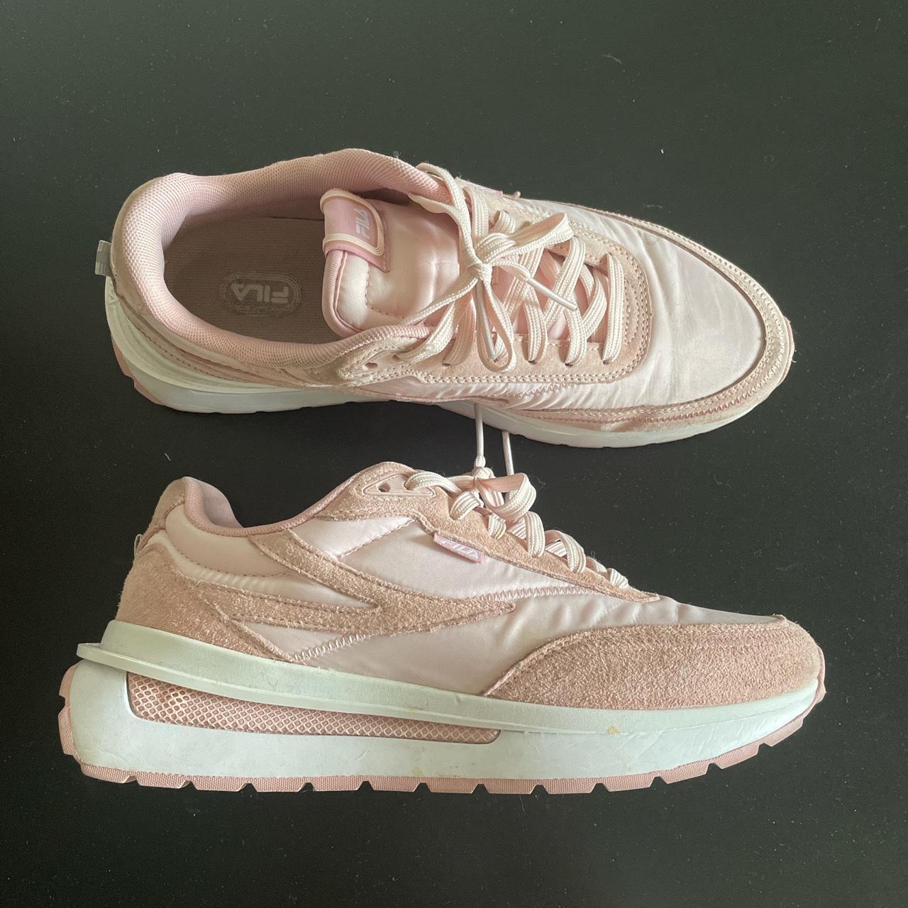 Sporty Pink FILA Sneakers 👟🎀 💐 FILA Rennos 💐 size 9... - Depop