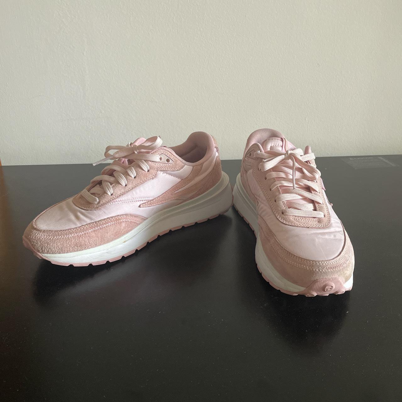 Sporty Pink FILA Sneakers 👟🎀 💐 FILA Rennos 💐 size 9... - Depop