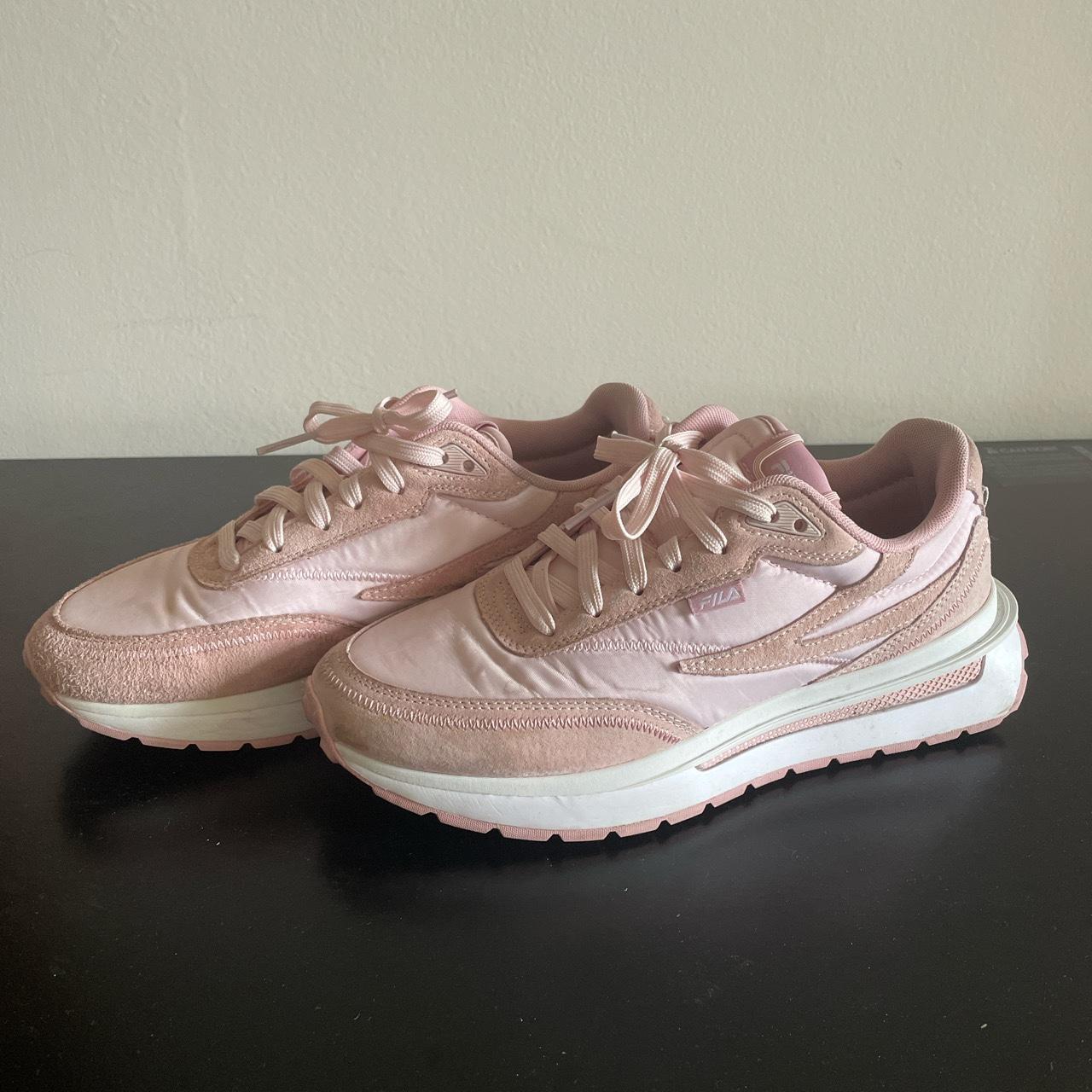 Sporty Pink FILA Sneakers 👟🎀 💐 FILA Rennos 💐 size 9... - Depop