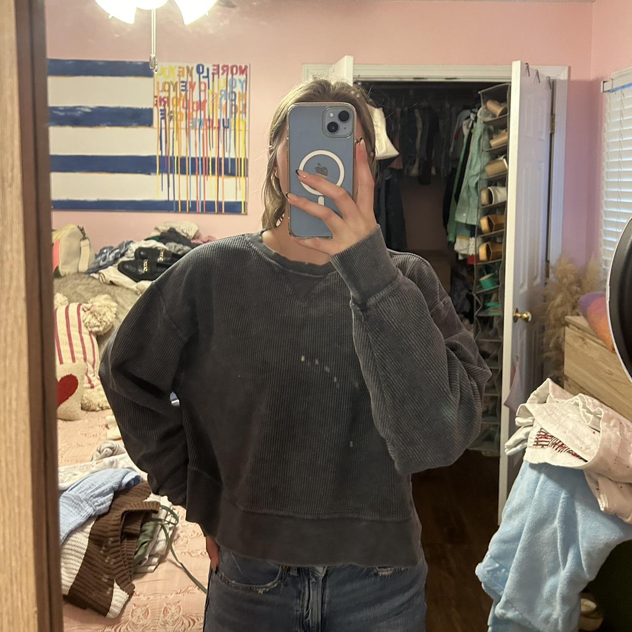 Chicka-d cropped pullover, ribbed material - Depop