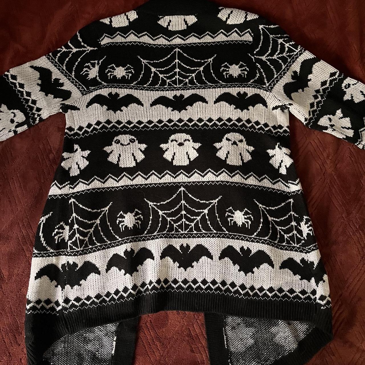 Hot Topic Women's White and Black Cardigan | Depop