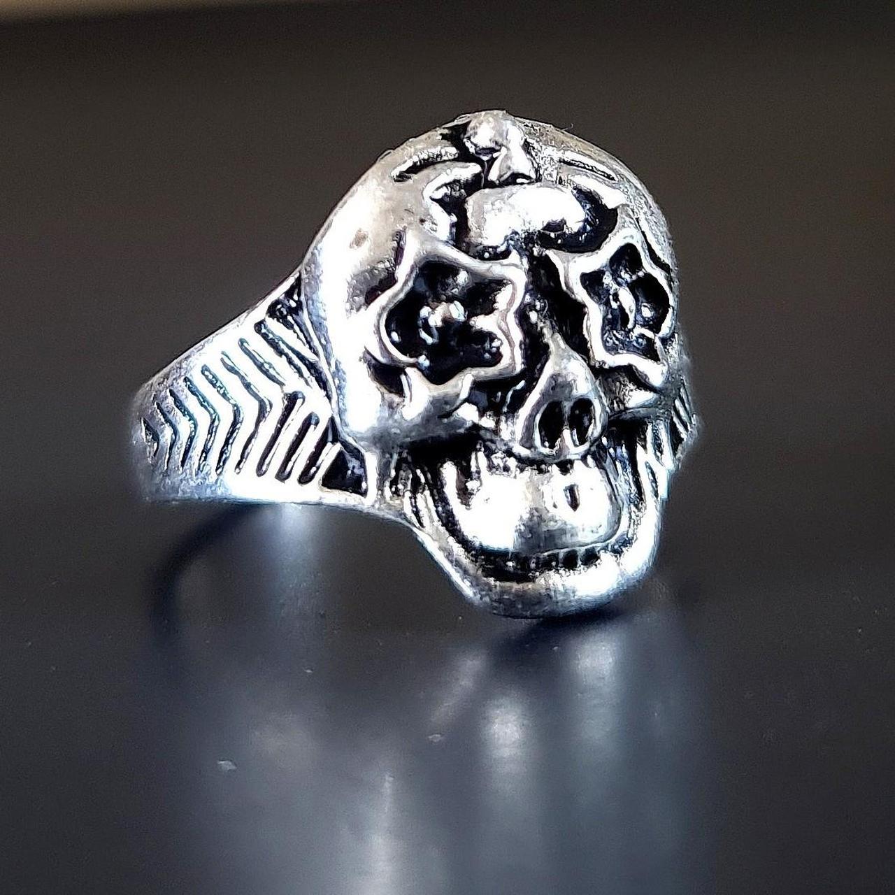OxO 🔸️ 🔶️Skull head Ring🖤 🔸️$6🖤 🔶️silver metallic... - Depop