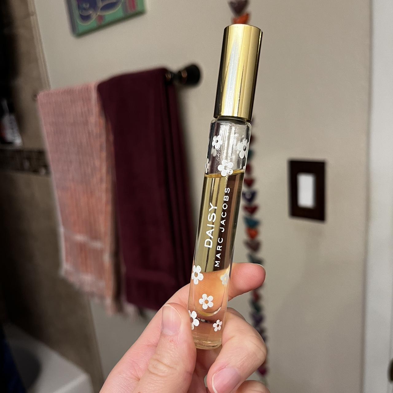 Marc Jacobs Daisy travel size rollerball perfume 75%... - Depop
