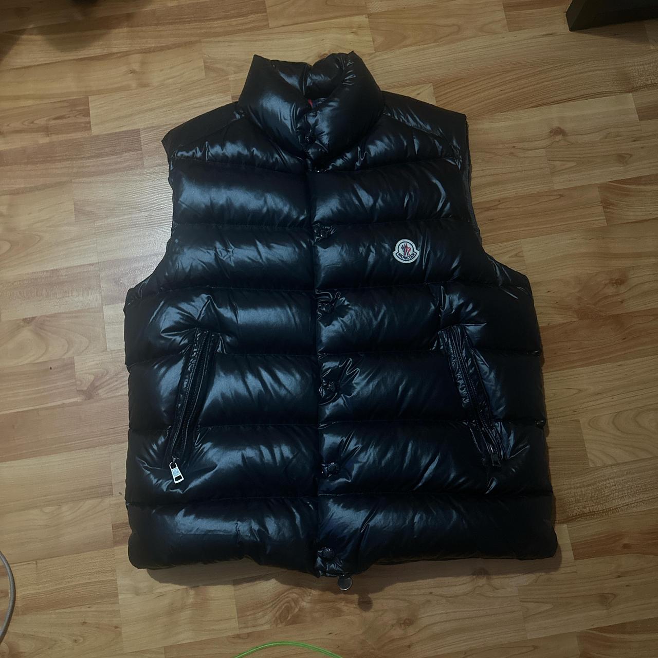 moncler puffer vest Real can send video of QR code scan - Depop