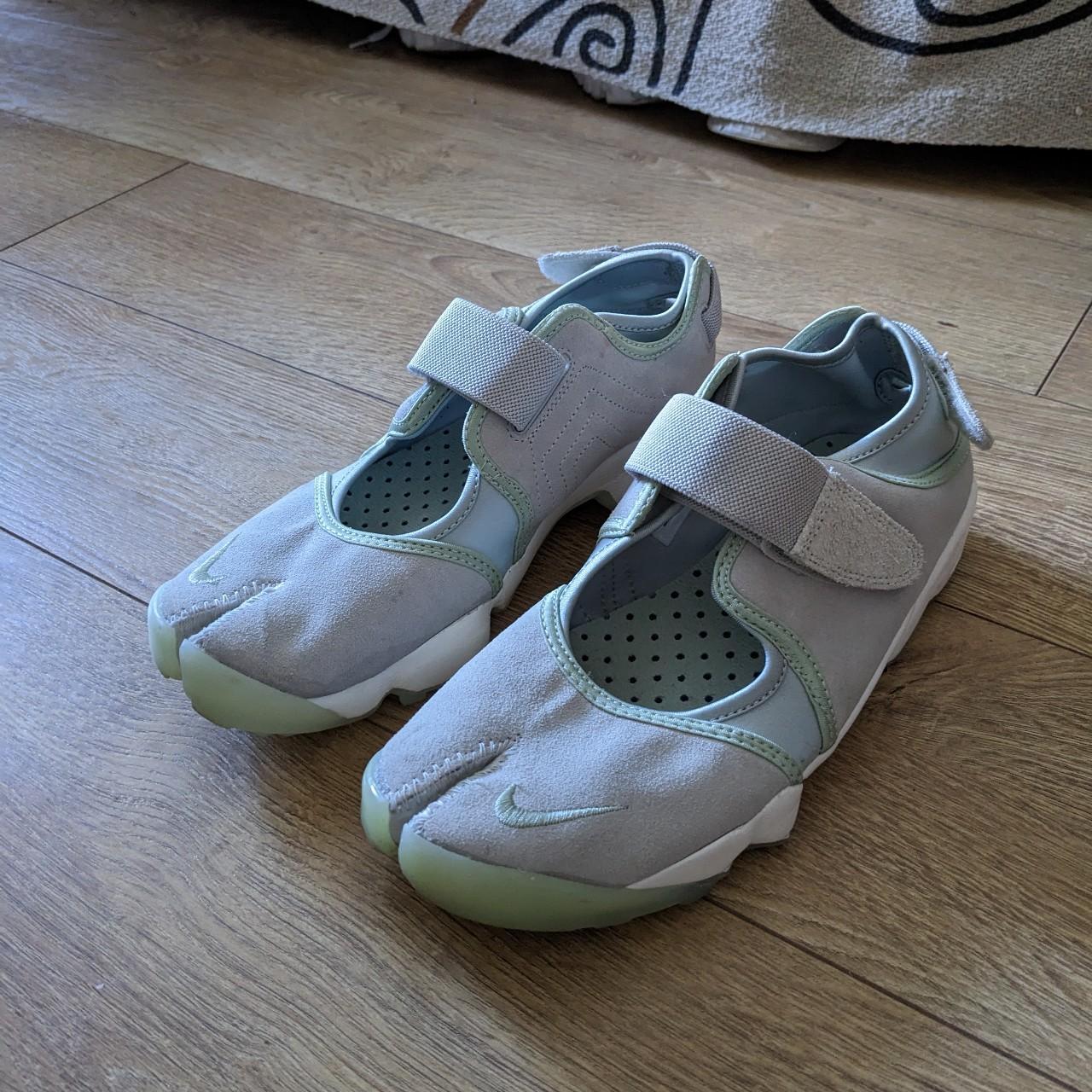 Nike Women's Grey and Green Trainers | Depop
