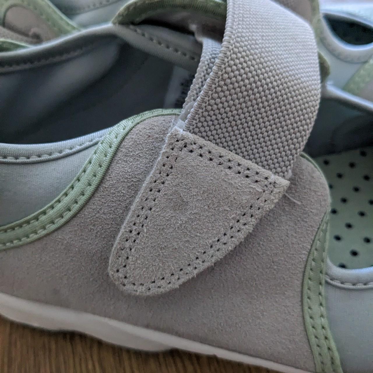 Nike Women's Grey and Green Trainers | Depop