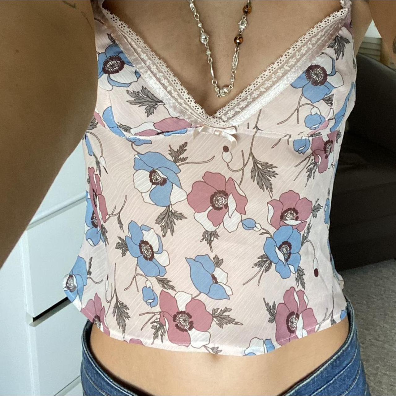 Gorgeous flowy floral top with lace trim - Depop