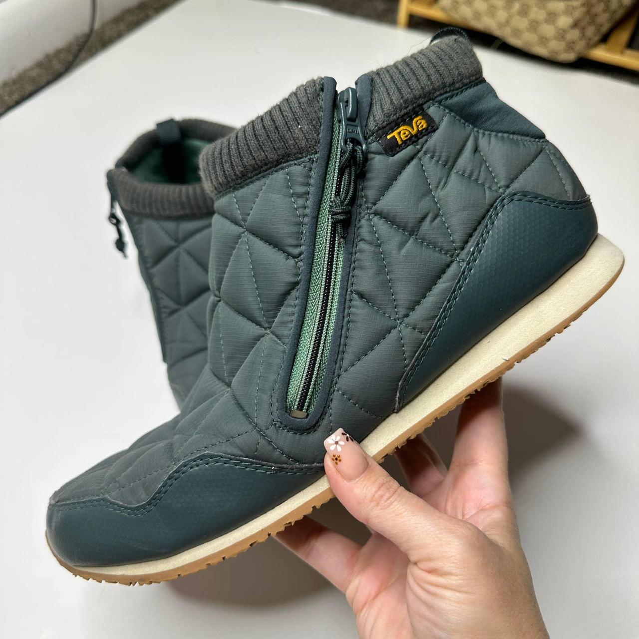 Teva Ember Mid Darkest Spruce Puffer Boots In great... - Depop