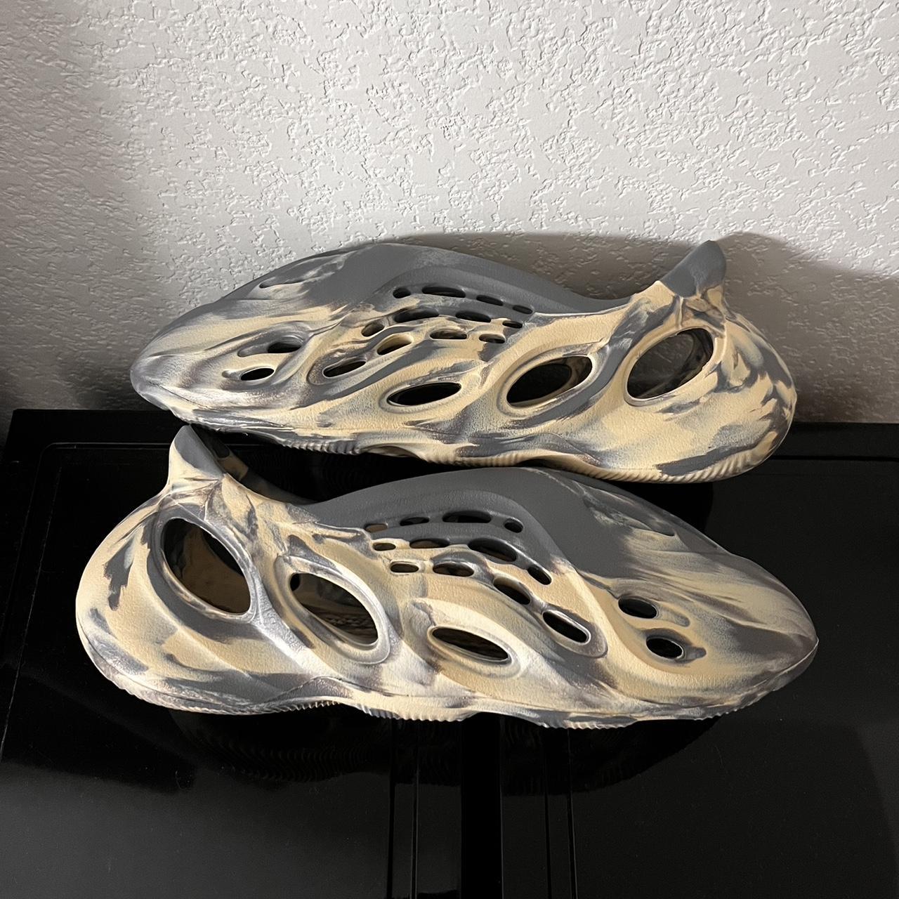 Yeezy Foam Runner MX Moon Grey ‼️R3PS‼️ Us 11M 10/10... - Depop