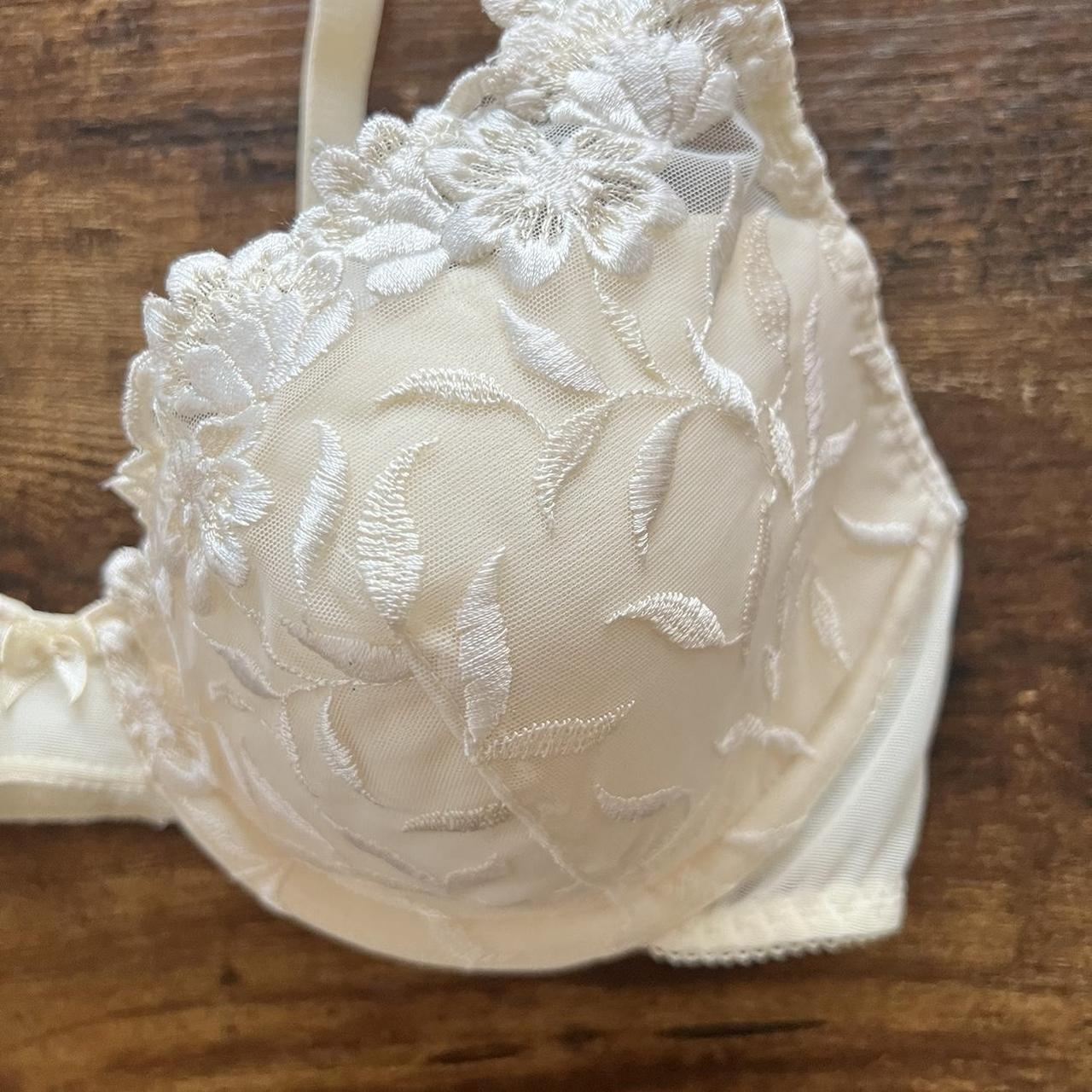 Vintage Wonderbra cream lace underwire push up... - Depop