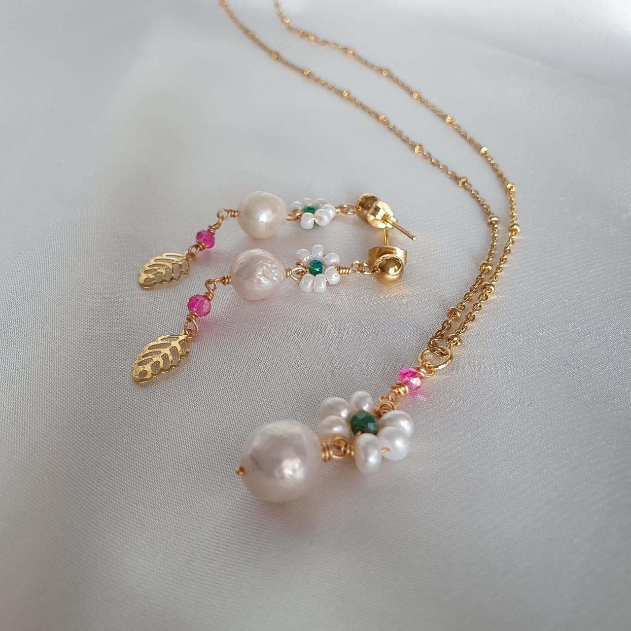 Necklace only- pearl and crystal flower with large... - Depop