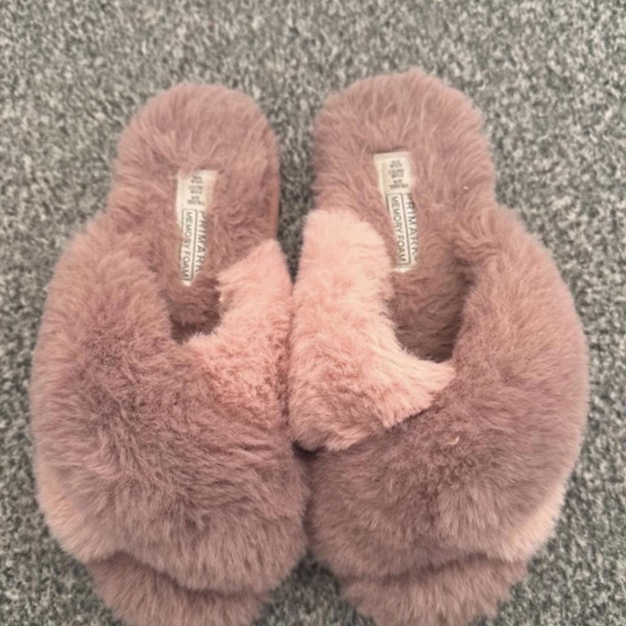 Pink fluffy slippers - Depop