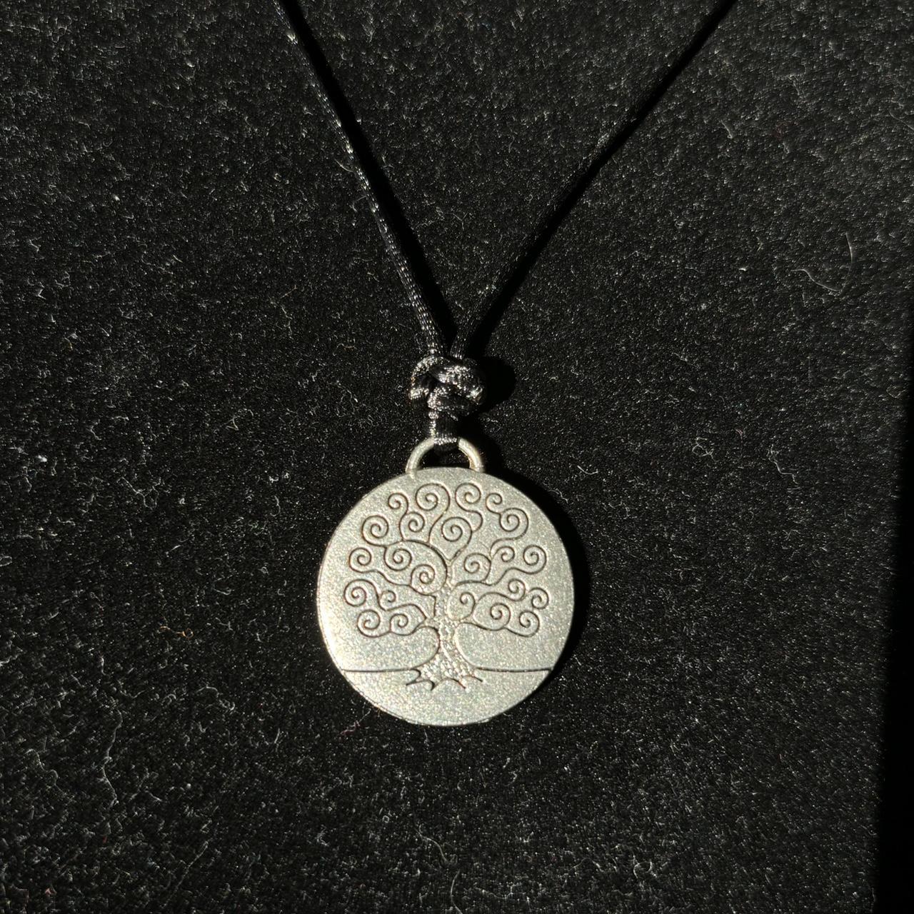 Tree pendant necklace handmade and adjustable - Depop