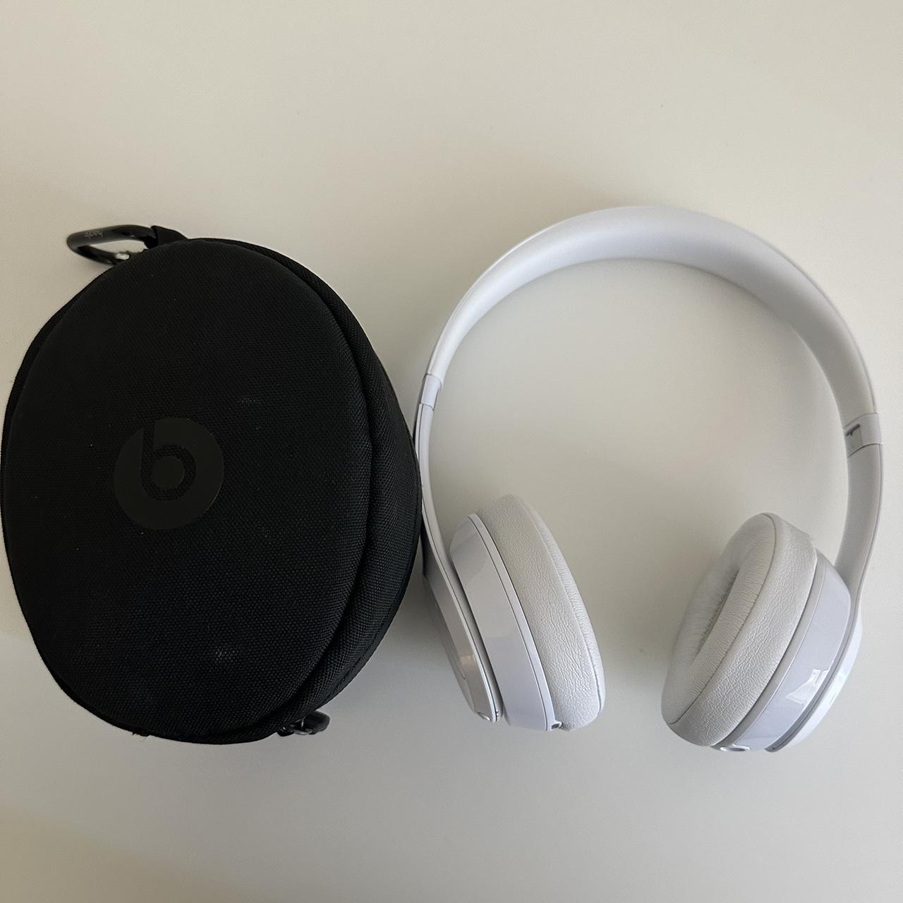WHITE SOLO BEATS 2 WIRELESS PLEASE NOTE THERE IS A... - Depop