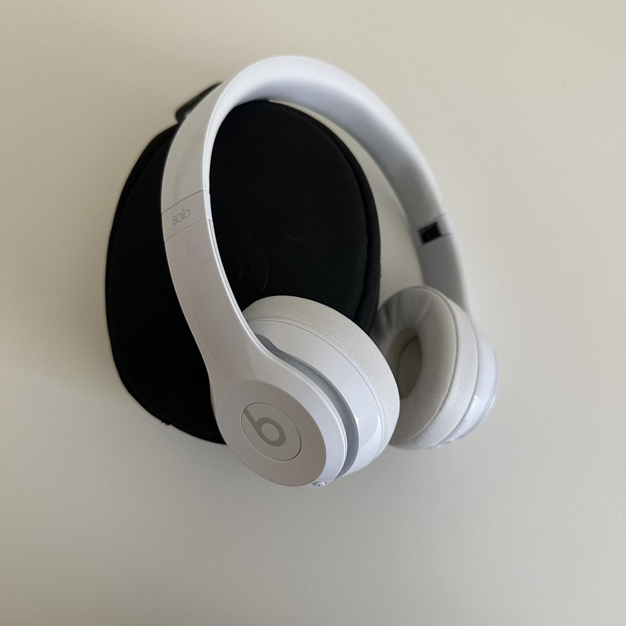 WHITE SOLO BEATS 2 WIRELESS PLEASE NOTE THERE IS A... - Depop