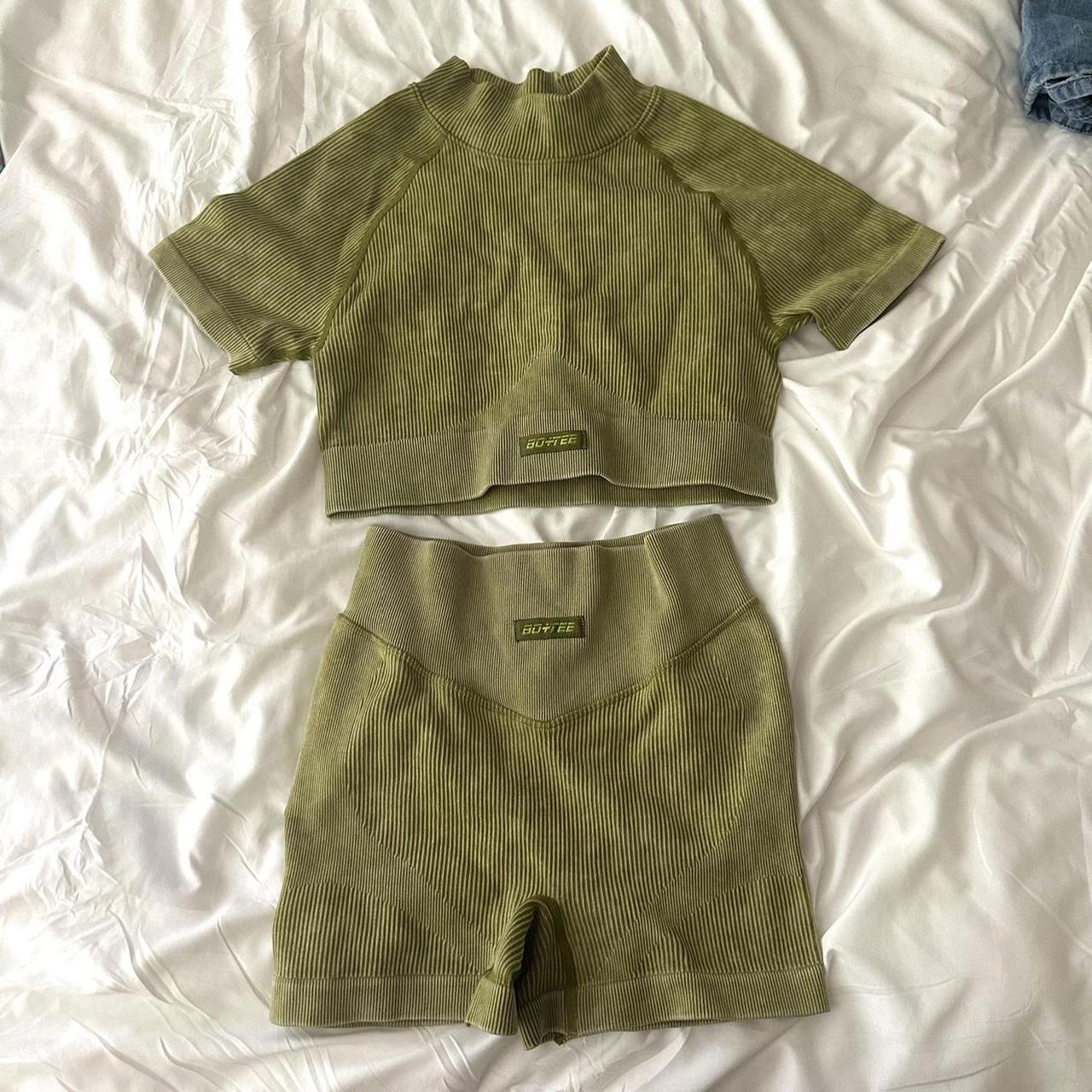 -Bo+Tee workout set -Top is size medium but fits... - Depop