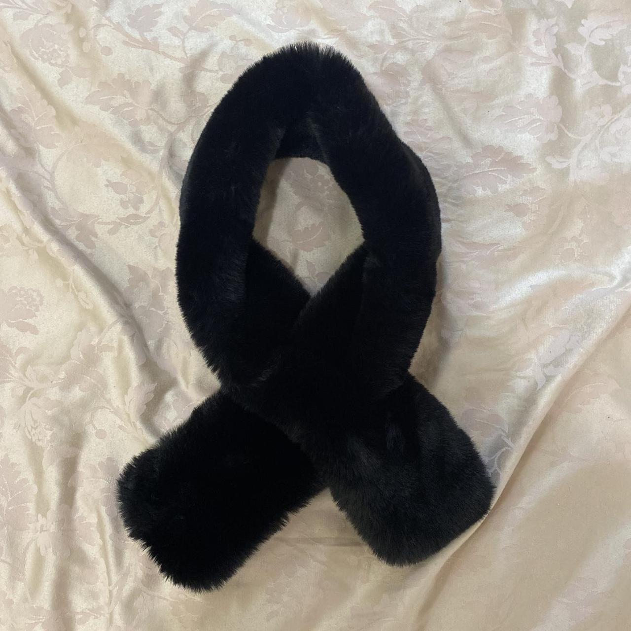 faux fur scarf o/s perfect condition, just never... - Depop