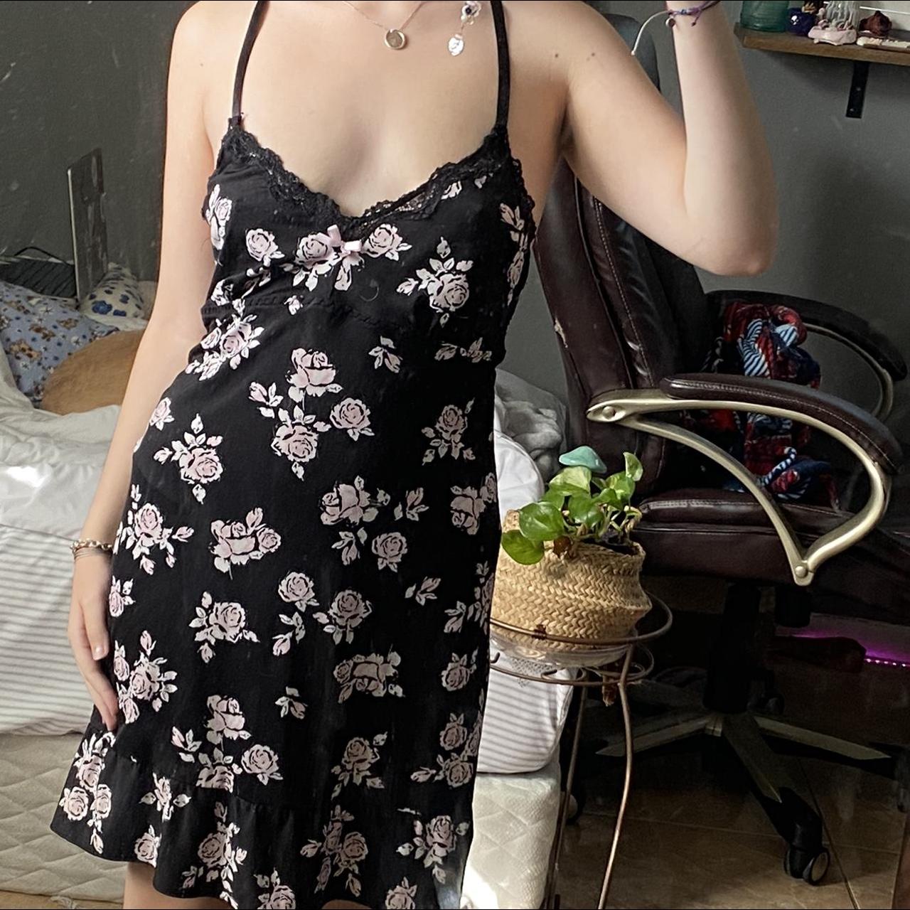 adorable Marilyn Monroe floral dress! has a cute... - Depop