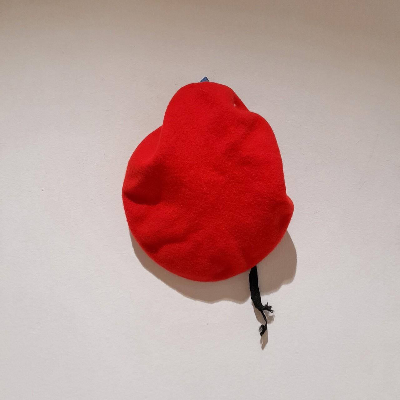 Basco in lana colore rosso original canadian.... - Depop