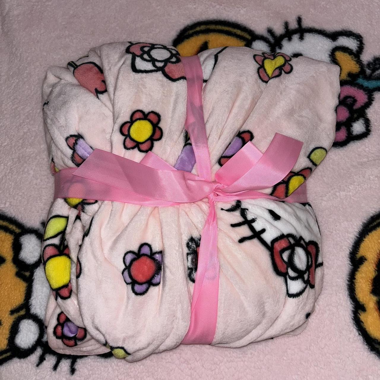 Hello Kitty tulip pink and white throw... | Depop