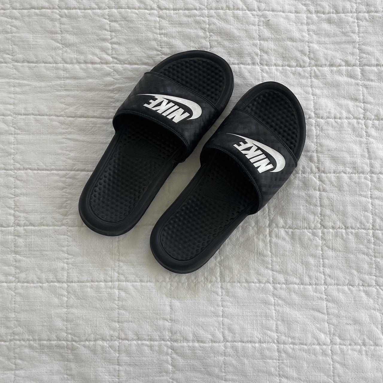 black kids nike slides boys size 7 - Depop