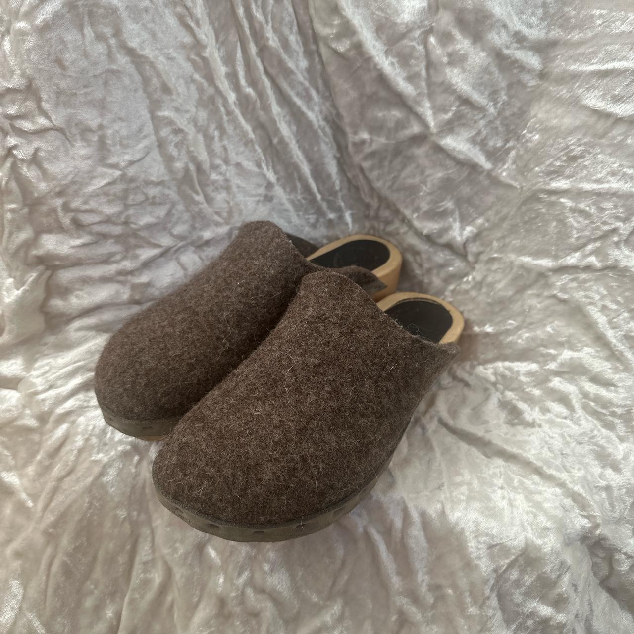 No. 6 contour clog on flat base in bark felt... - Depop