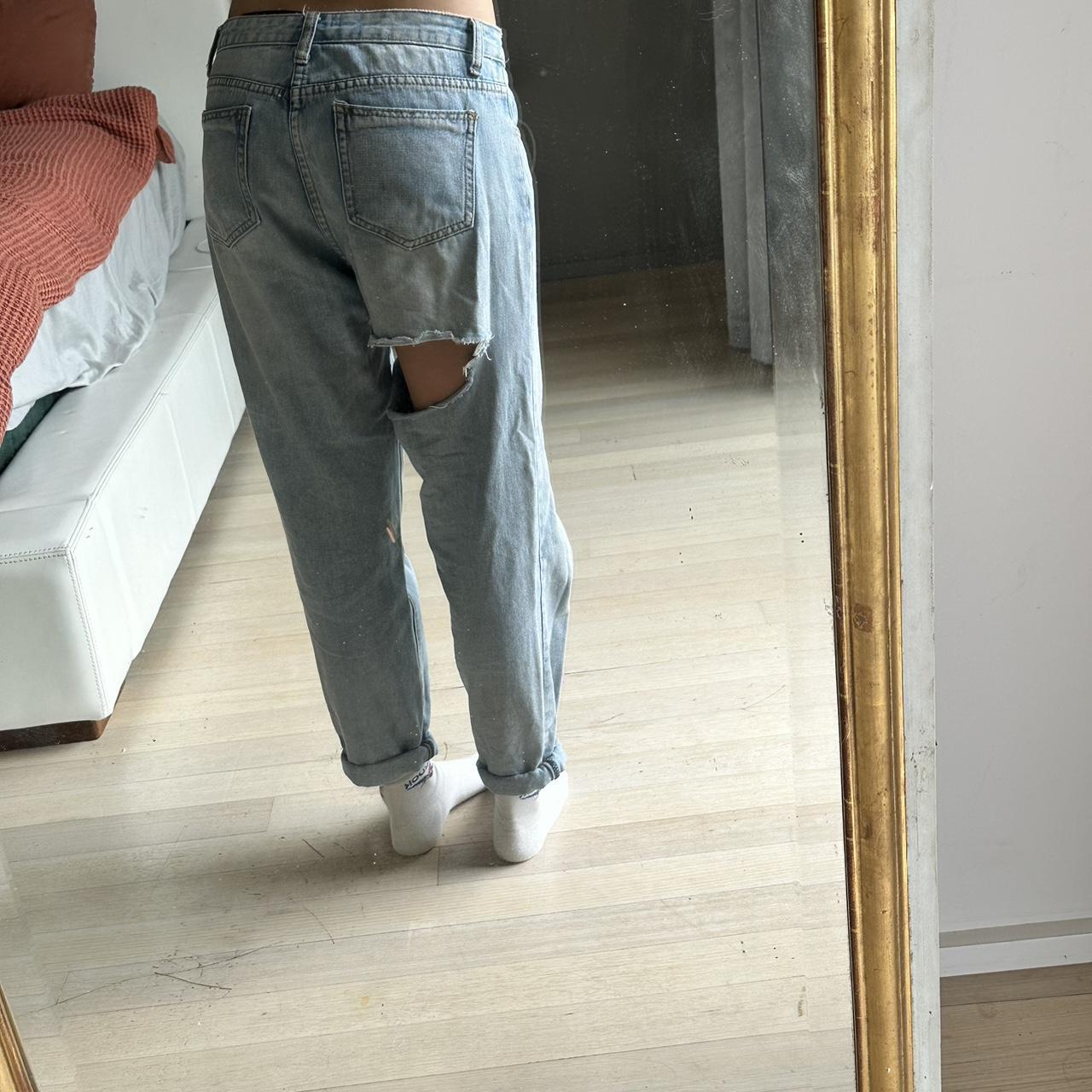 Low waisted baggy jeans Rip at the back Size M - Depop