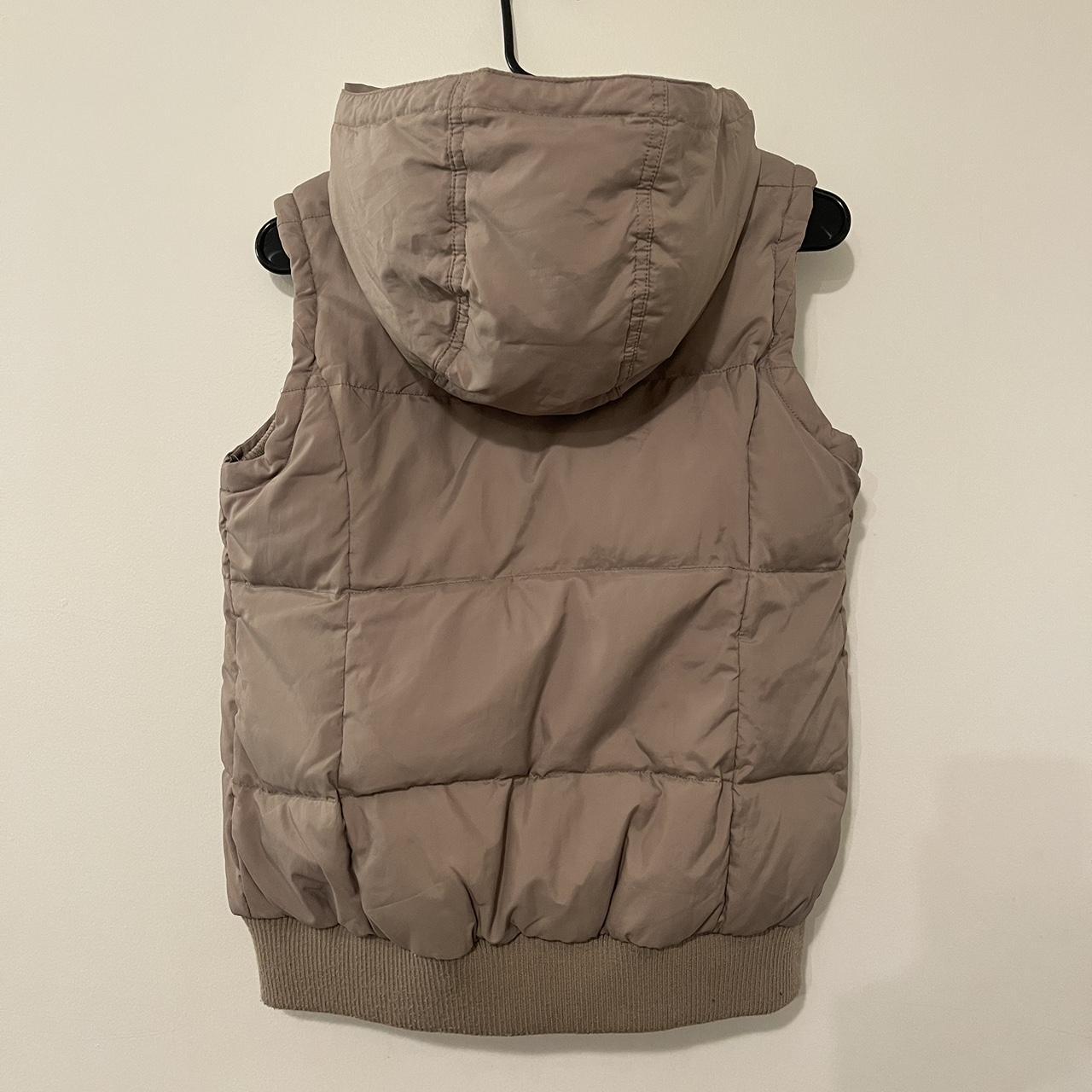 Gap puffer vest tan/mocha color has a detachable... - Depop