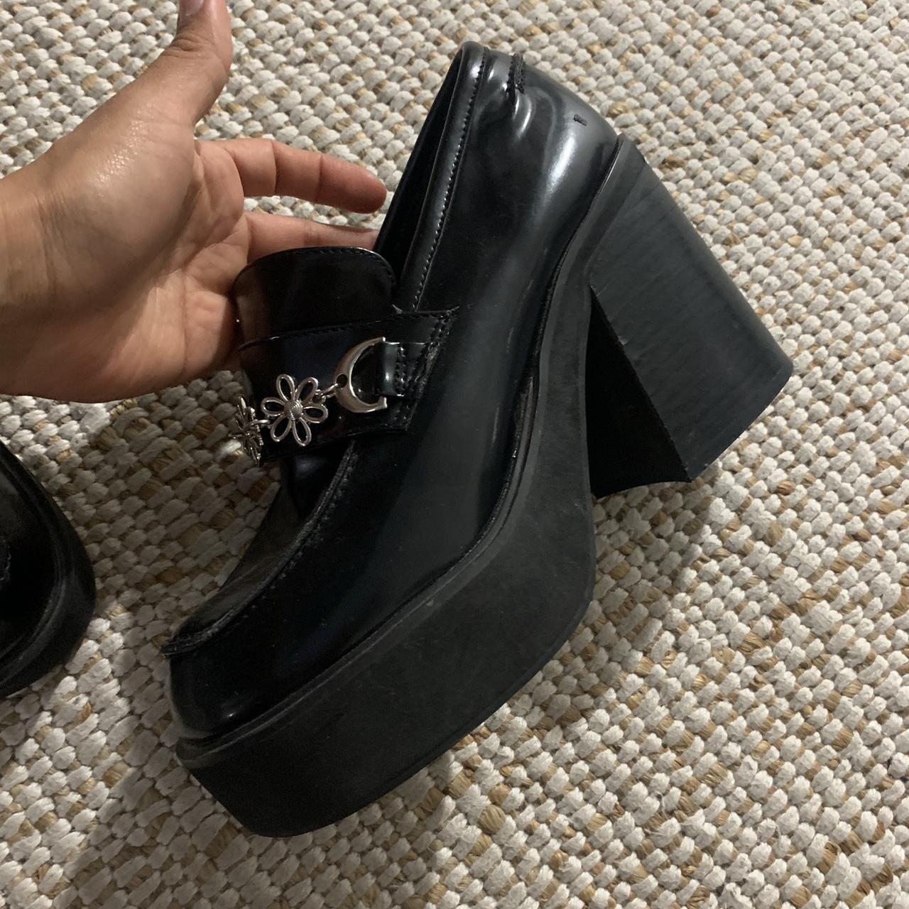 Delia’s flower power platform - Depop