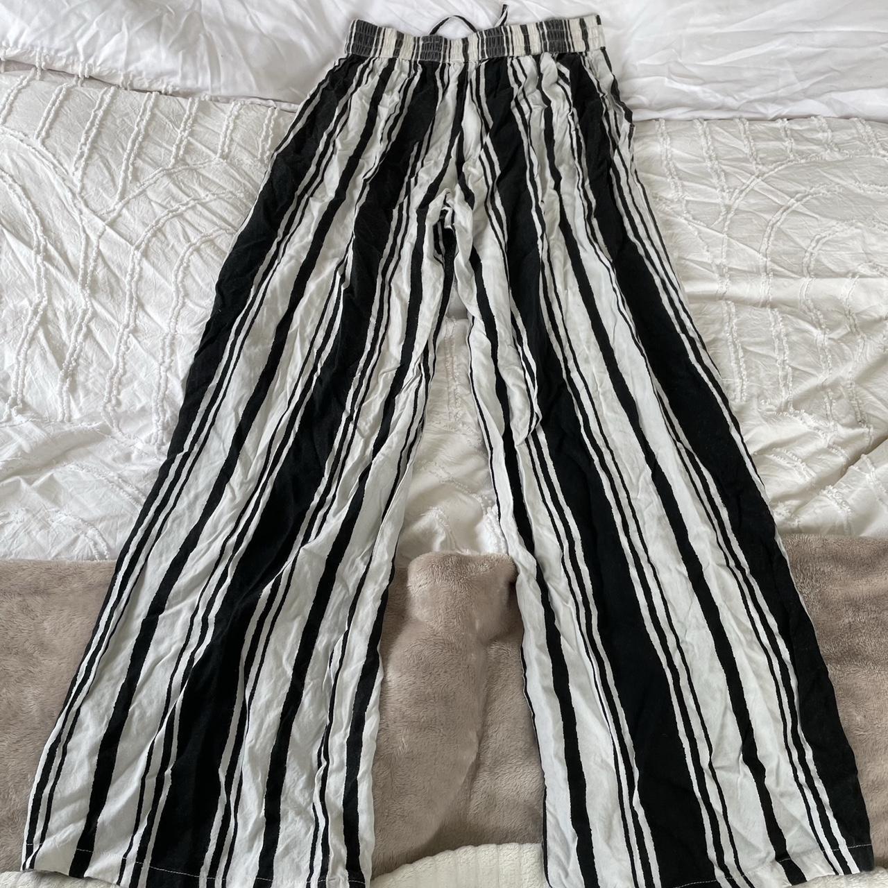 Black and white flowy Primark trousers, fit 4-6 - Depop
