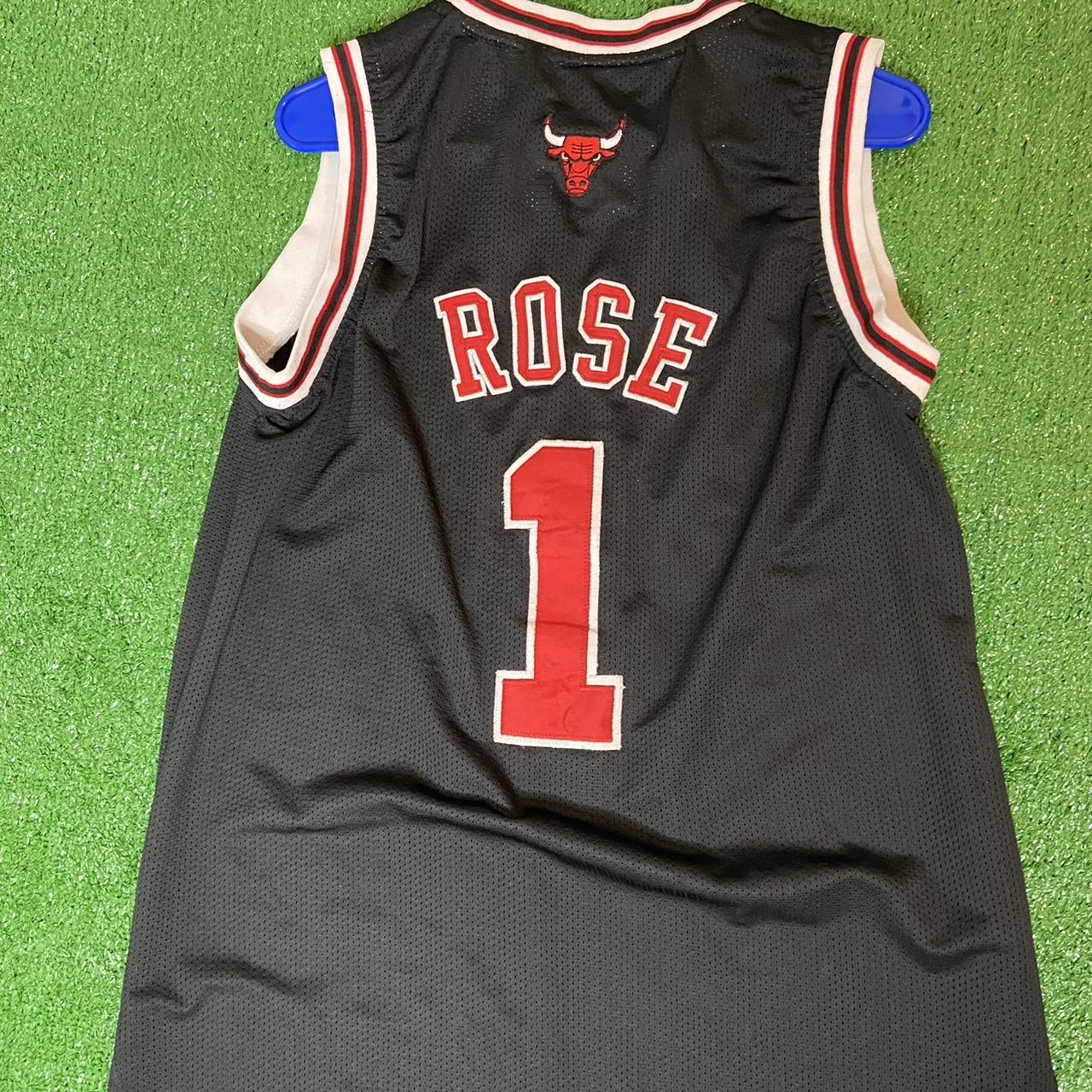 Derrick Rose Bulls Jersey Size XL/L - Depop