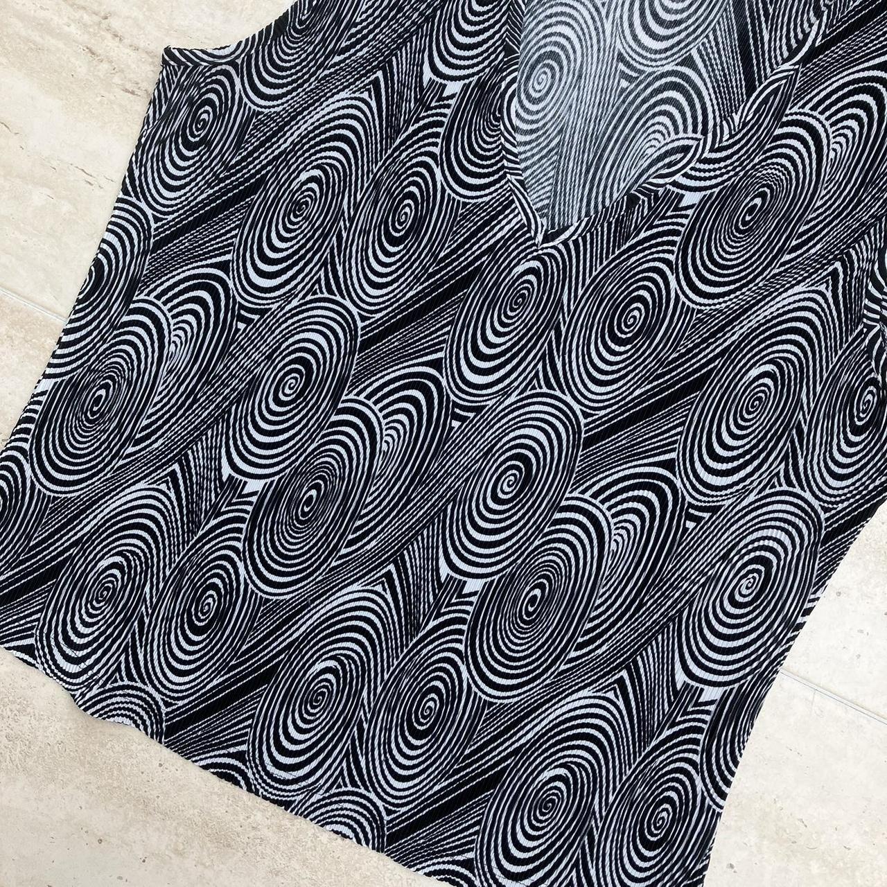 Vintage 90s/y2k swirly print ribbed v-neck black &... - Depop