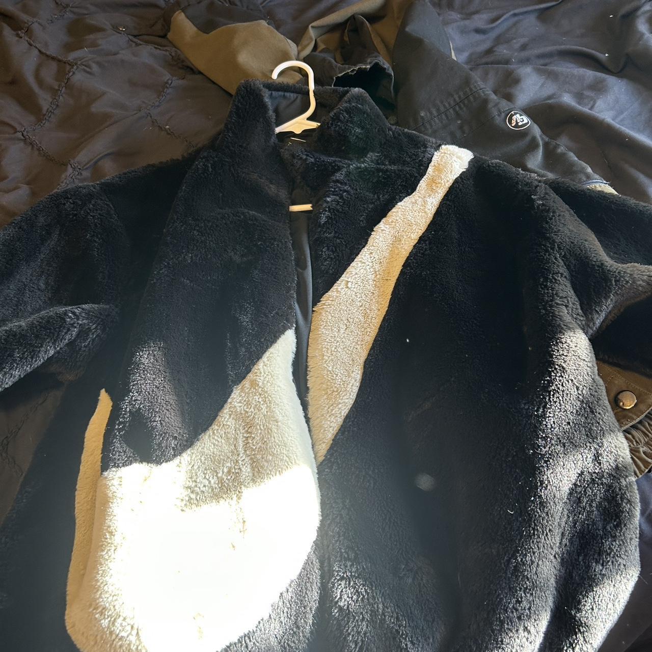 Women’s large Nike fuzzy coat - Depop